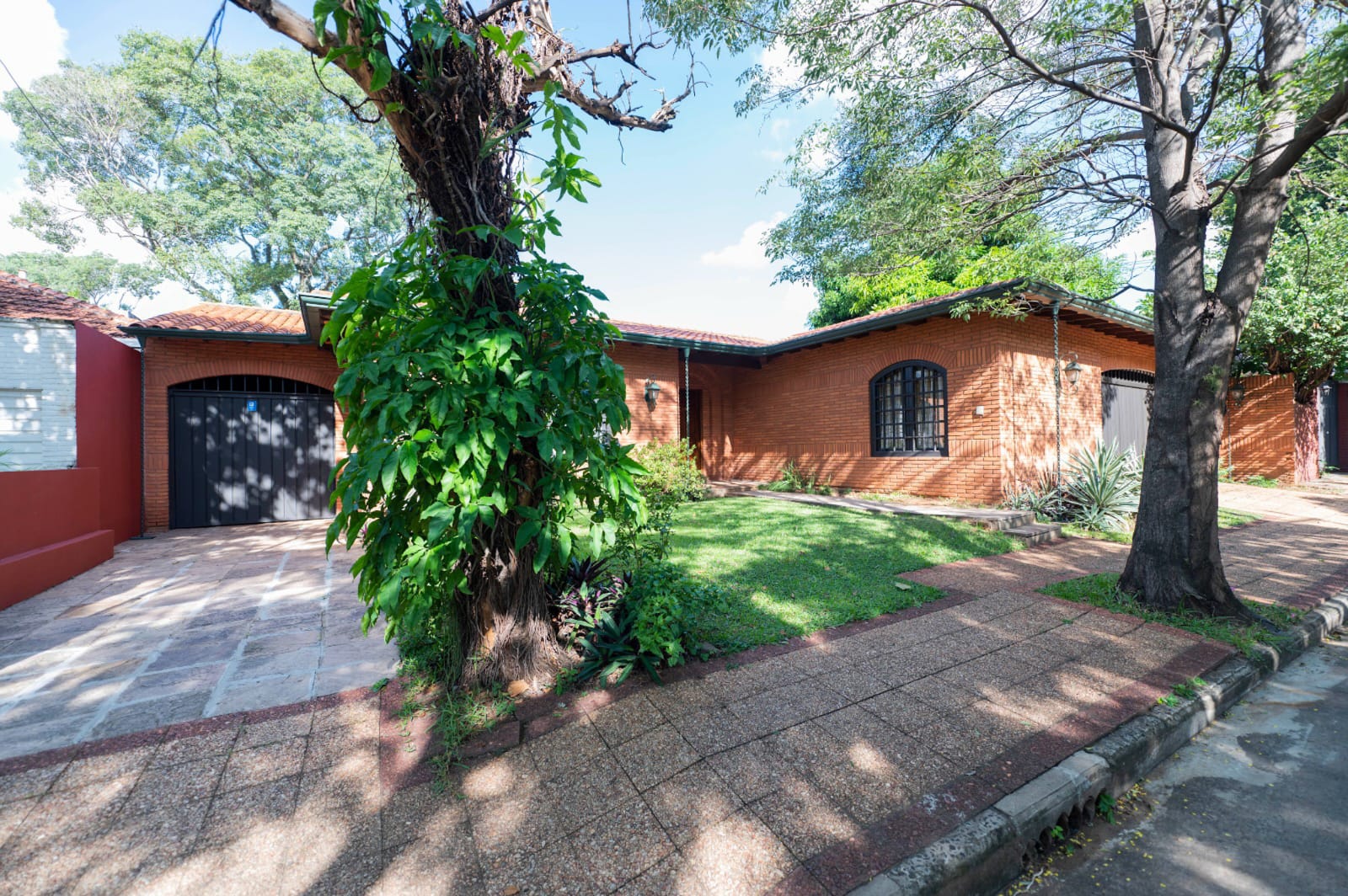 VENDO HERMOSA RESIDENCIA. Ref #YDEEA9 - infocasas.com.py