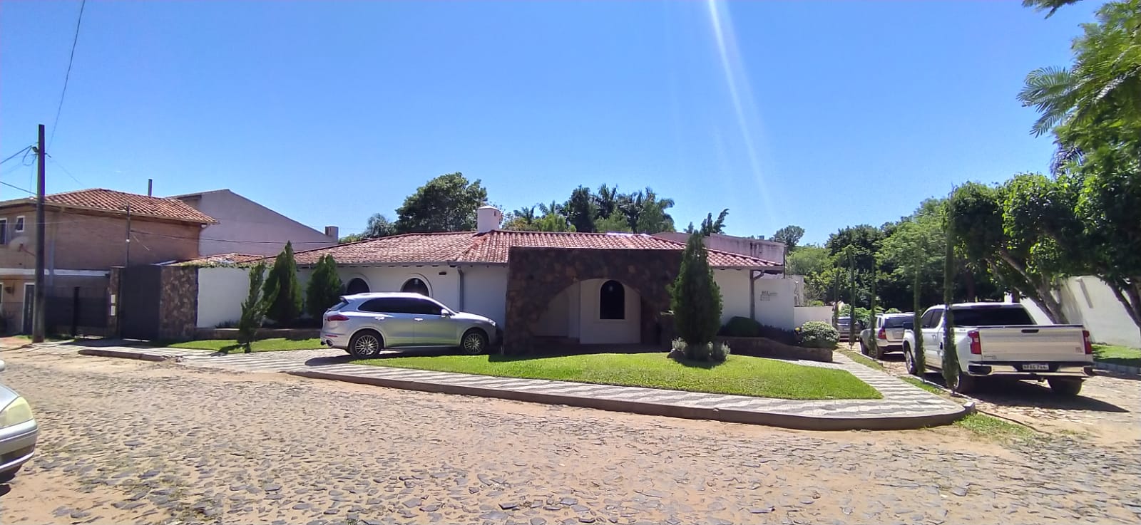 ALQUILO hermosa residencia en el barrio Mburucuyá. Ref #P62C46 - infocasas.com.py