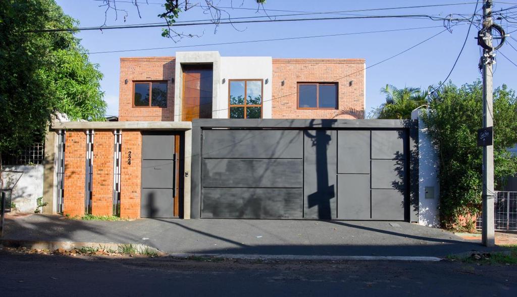 VENDO CASA - 4 DORMITORIOS - EN BARRIO MBURUCUYA . Ref #I68039 - infocasas.com.py