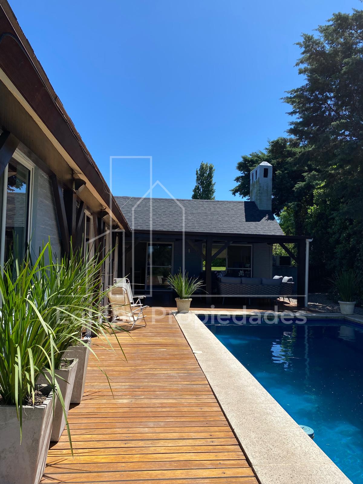 Espectacular Casa Con Piscina En Barrio Lomas De La Tahona. Ref #MBB491 - infocasas.com.uy