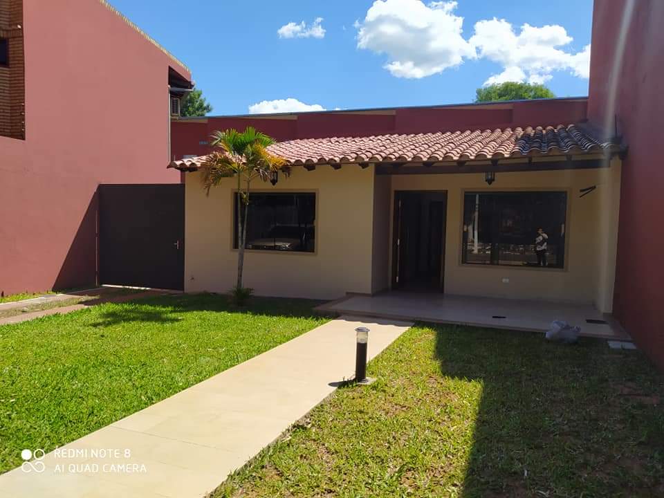 Alquilo hermosa casa tipo chalet en Lambare . Ref #M9FA08 - infocasas.com.py