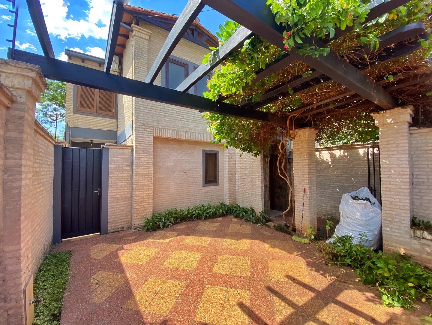 DUPLEX AMPLIO DE 3 DORMITORIOS CON PATIO EN CARMELITAS. Ref #V8E8AC ...