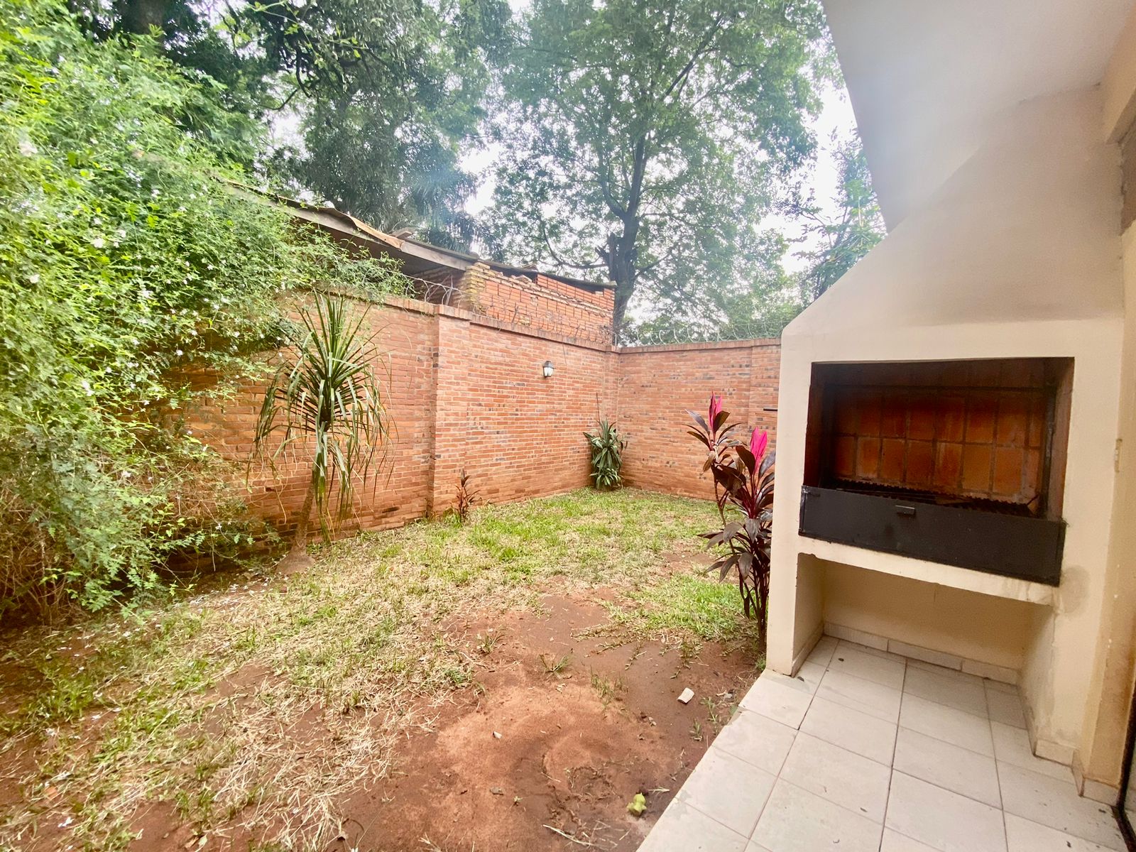 VENDO AMPLIO DÚPLEX EN LAMBARE. Ref #R8F7B9 - infocasas.com.py