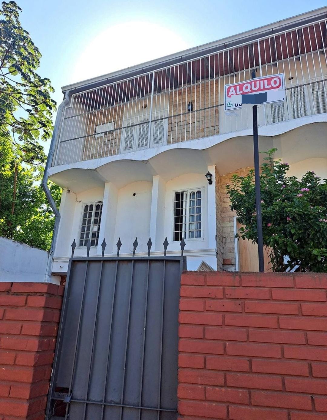 # ALQUILO CASA DE DOS PISOS EN BARRIO SAN VICENTE . Ref #PCA269 - infocasas.com.py