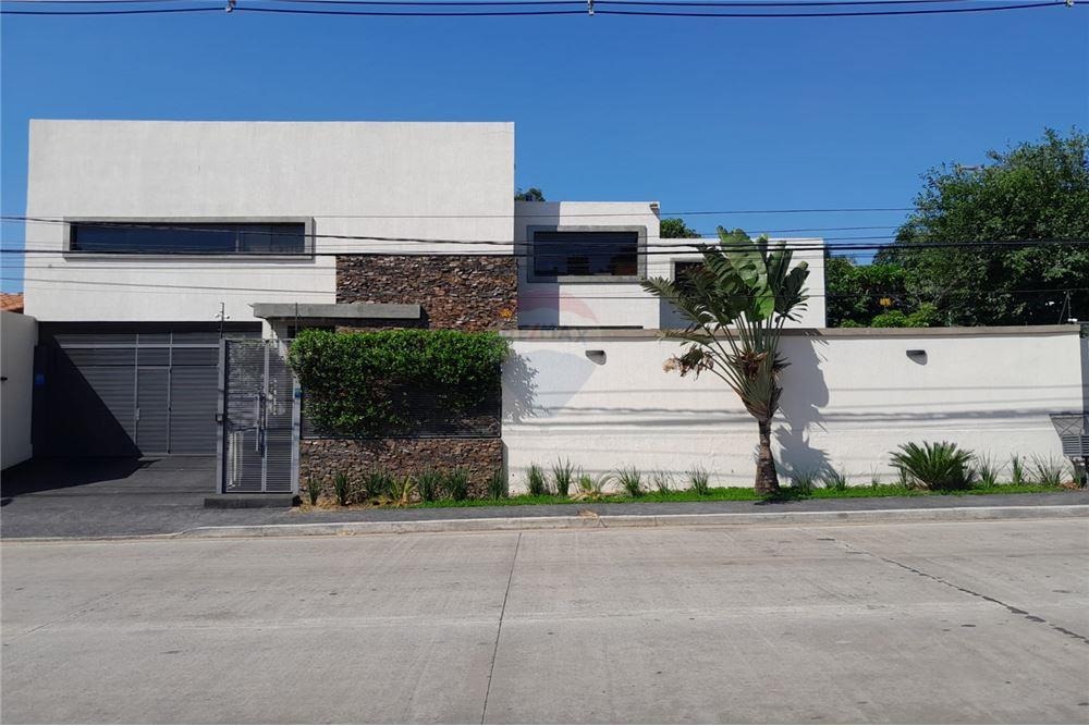 VENDO CASA EN MBURUCUYA SOBRE MOLAS LOPEZ. Ref #C55310