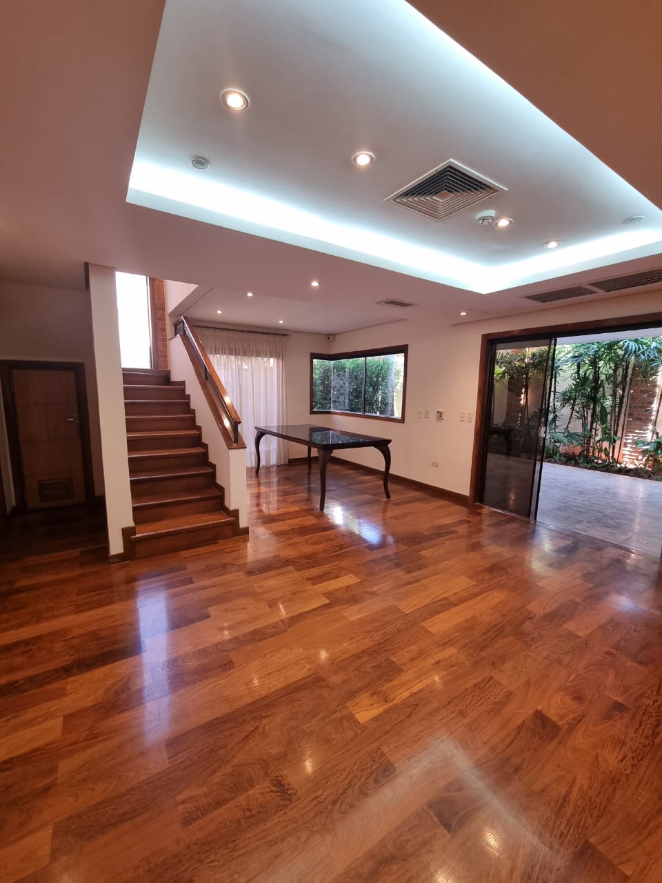 ALQUILO RESIDENCIA CON 4 SUITE EN BO.MCAL ESTIGARRIBIA.. Ref #QAEC5E