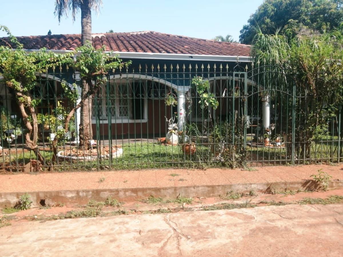 ALQUILO CASA CON PISCINA Y AMPLIO JARDIN EN SAN LORENZO. Ref #X1B110 - infocasas.com.py