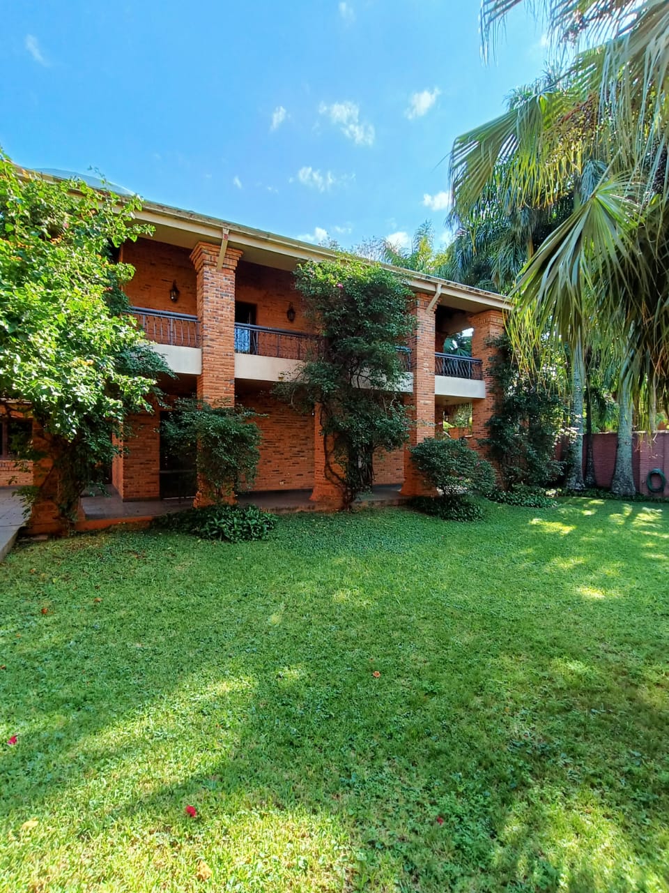 VENDO HERMOSA RESIDENCIA Y AMPLIA RESIDENCIA. BARRIO LOS LAURELES. COD 037. Ref #BF7FE1 ...