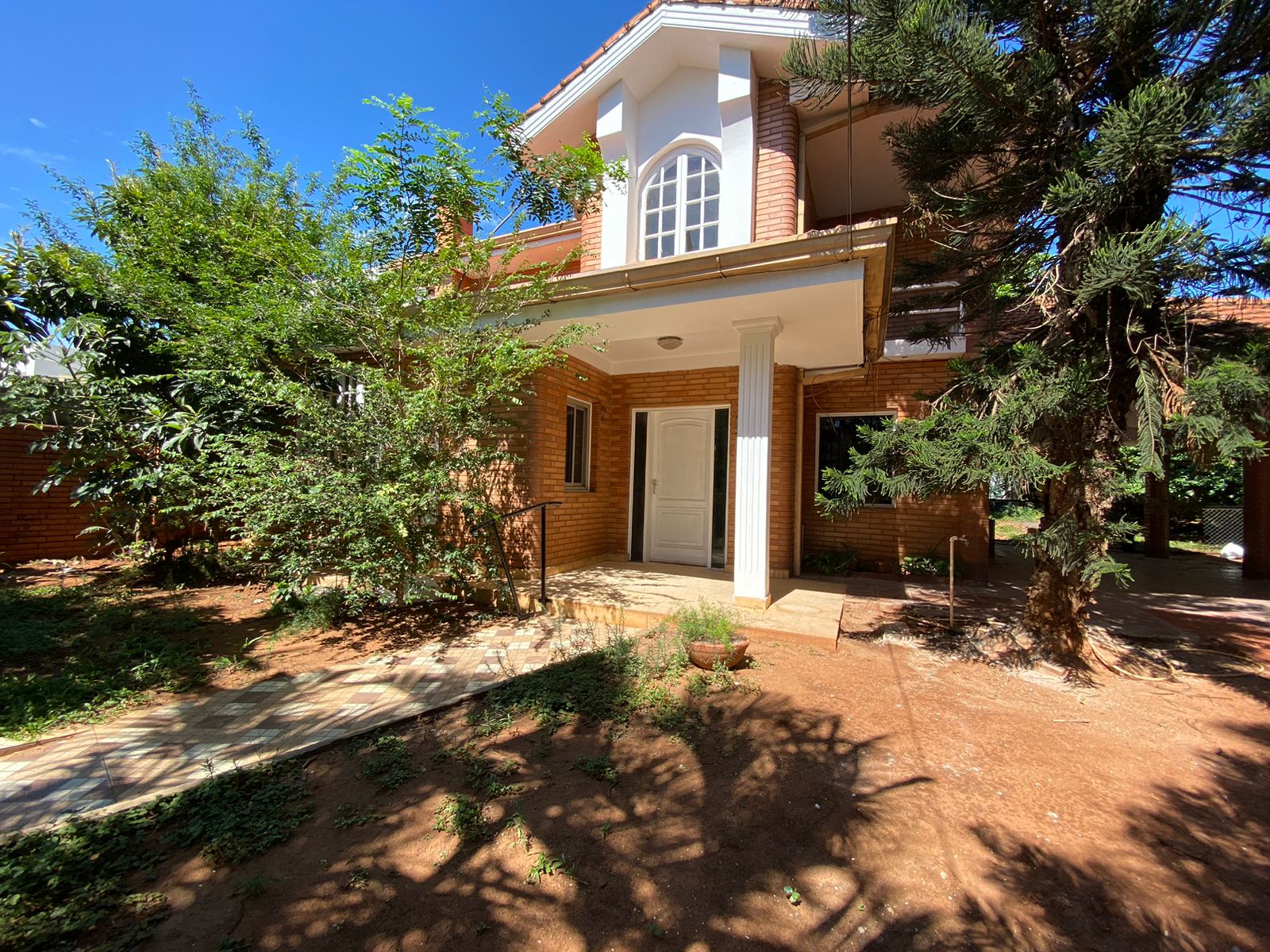 Alquilo hermosa y amplia casa en el barrio Villa Aurelia. Ref #A1A7E7 - infocasas.com.py