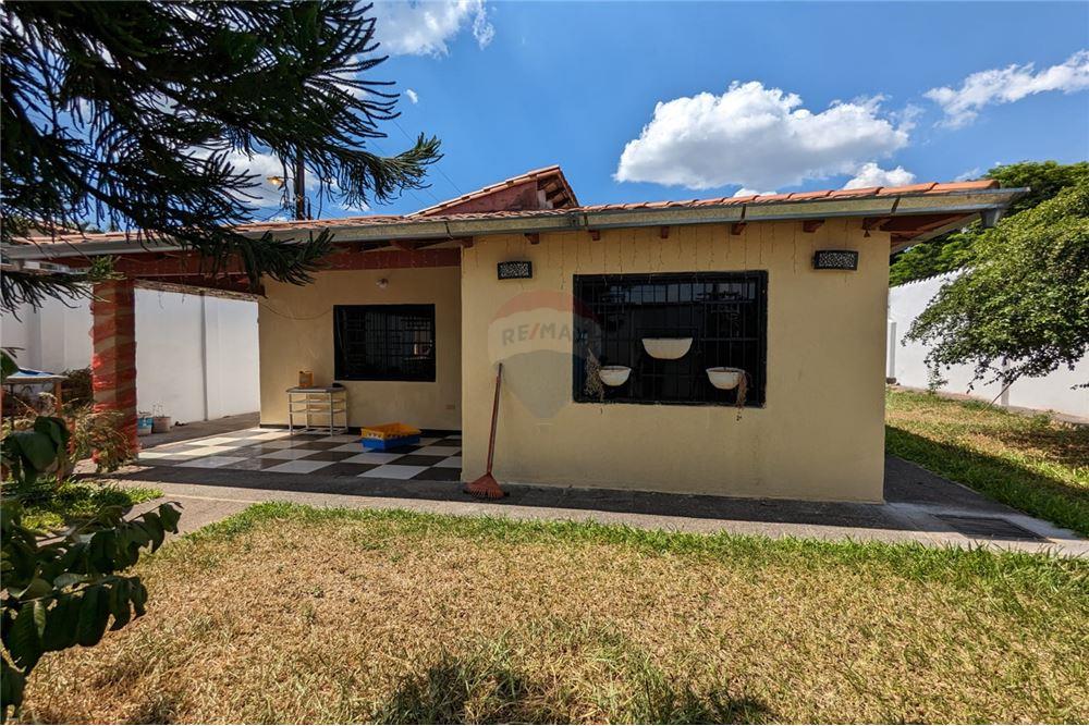 VENDO LINDA CASA EN SAN LORENZO, Barrio Santa Ana. Ref #D17514 - infocasas.com.py