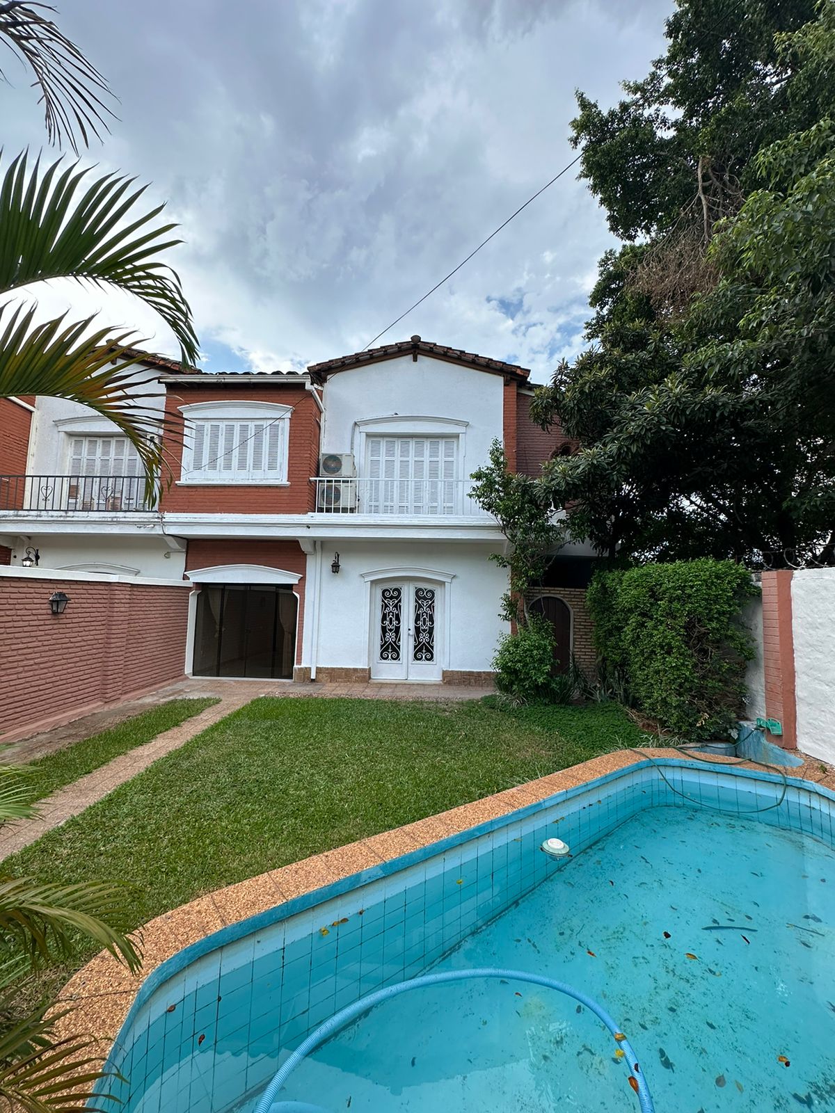 ALQUILO CASA CON PISCINA EN LAS MERCEDES. Ref #U4726F - infocasas.com.py