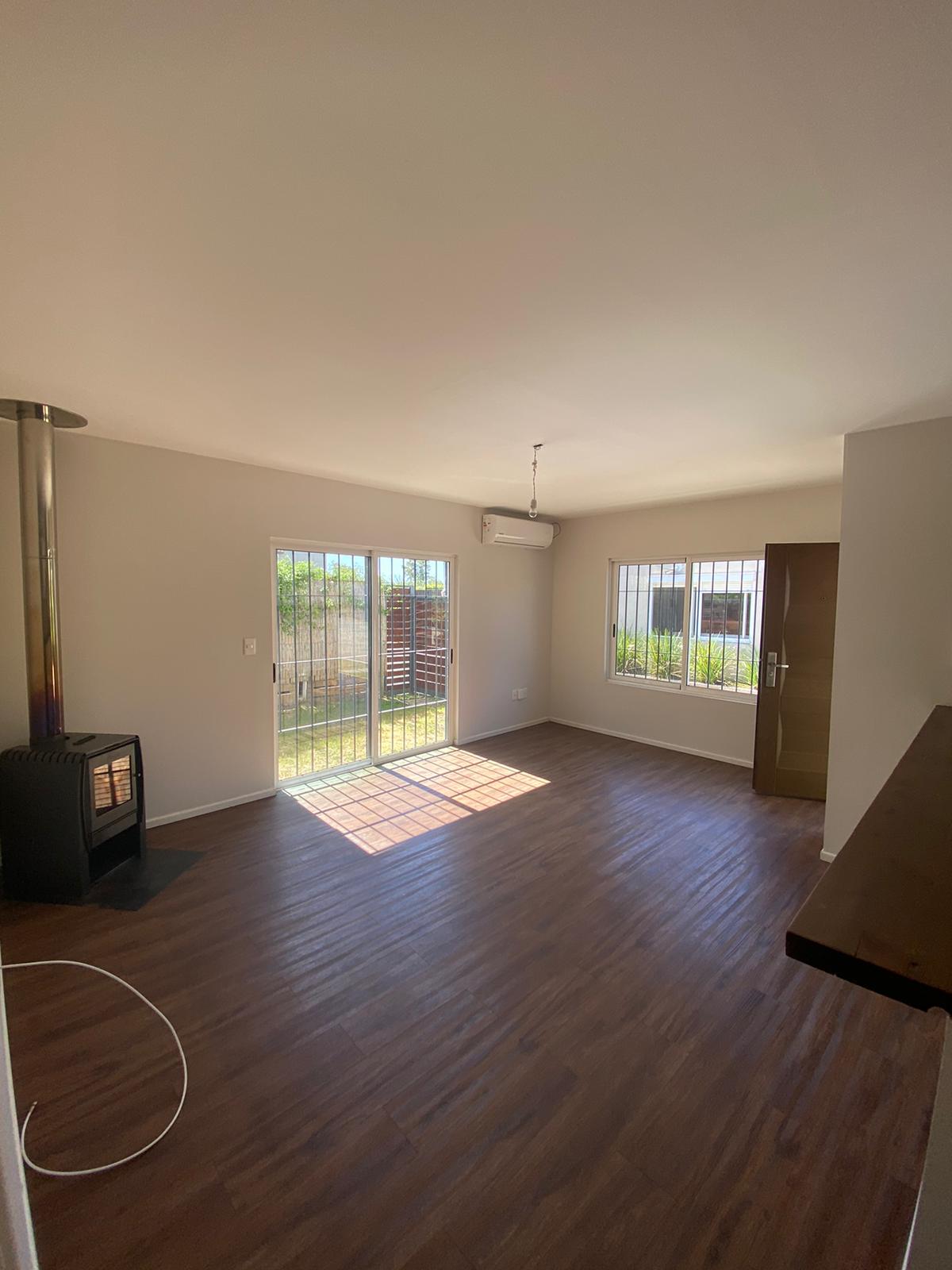 ALQUILER CASA AMPLIO JARDIN 2 DORMITORIOS EN COMPLEJO CERRADO . Ref # ...