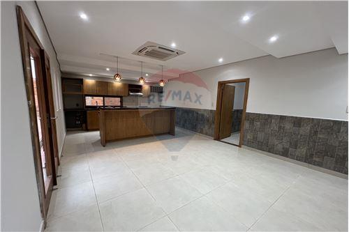 Alquilo Moderna y Amplia Casa en Luque. Ref #L853AD - infocasas.com.py