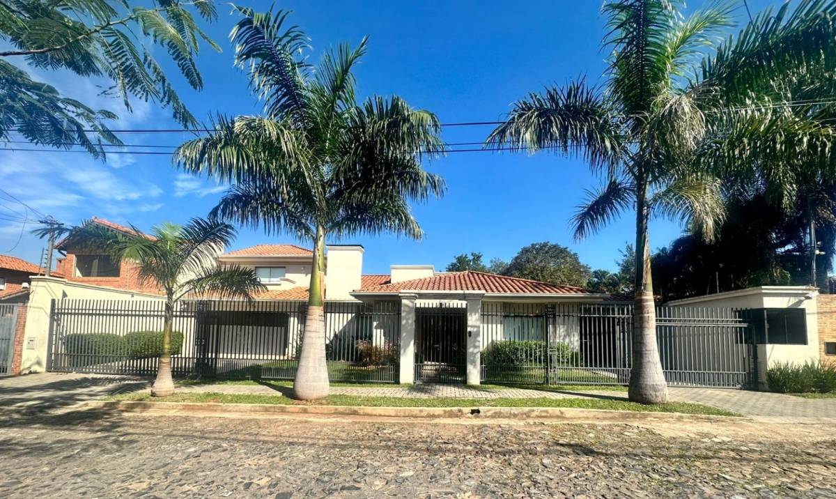 VENDO LUJOSA CASA EN BARRIO HERRERA. Ref #E3E264