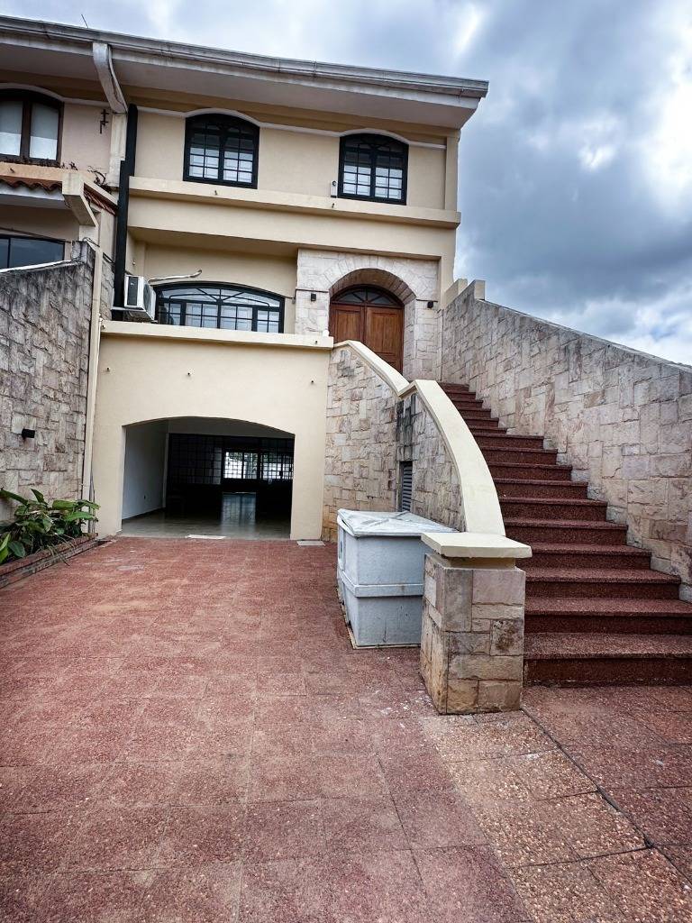 ALQUILO TRIPLEX EN BARRIO MCAL ESTIGARRIBIA. Ref #V56D05 - infocasas.com.py