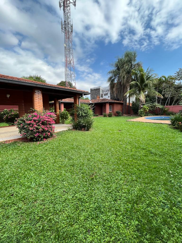 Vendo Amplia Casa en Zona Residencial - Barrio Mburucuyá.. Ref #K66237 - infocasas.com.py