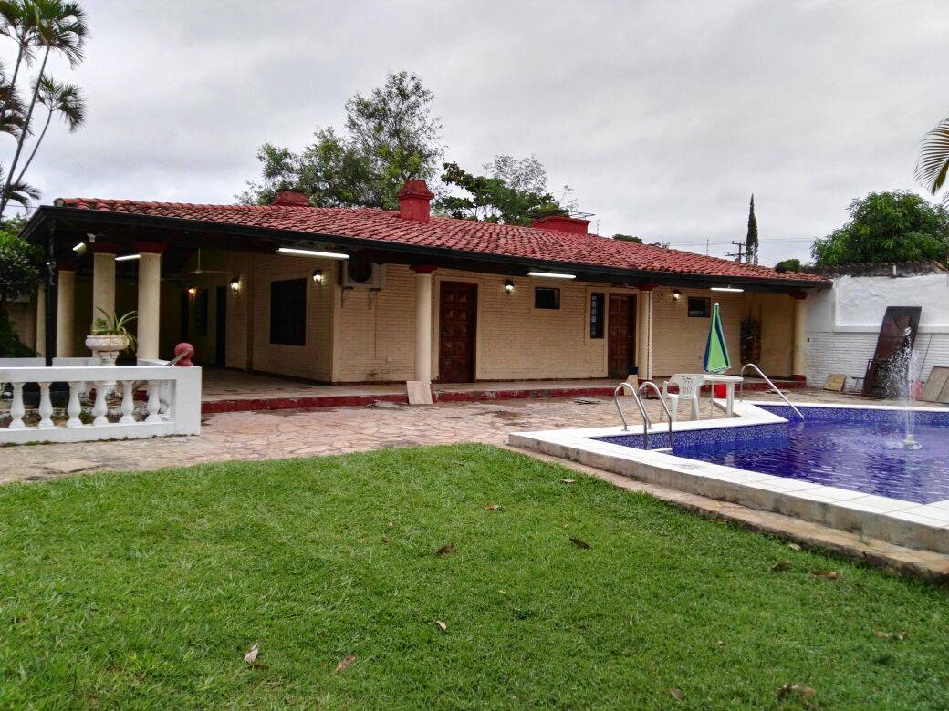 Amplia casa en lambare con piscina. Ref #OF00CC - infocasas.com.py