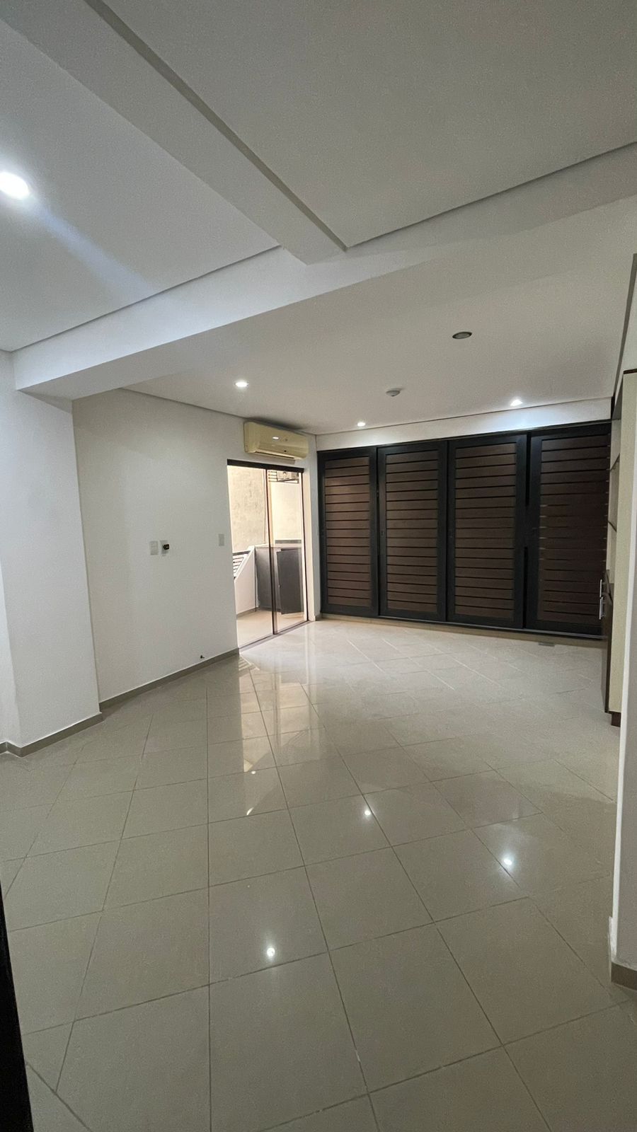 Alquilo amplio Monoambiente en Barrio Jara 52 m2. Ref #ID9D19