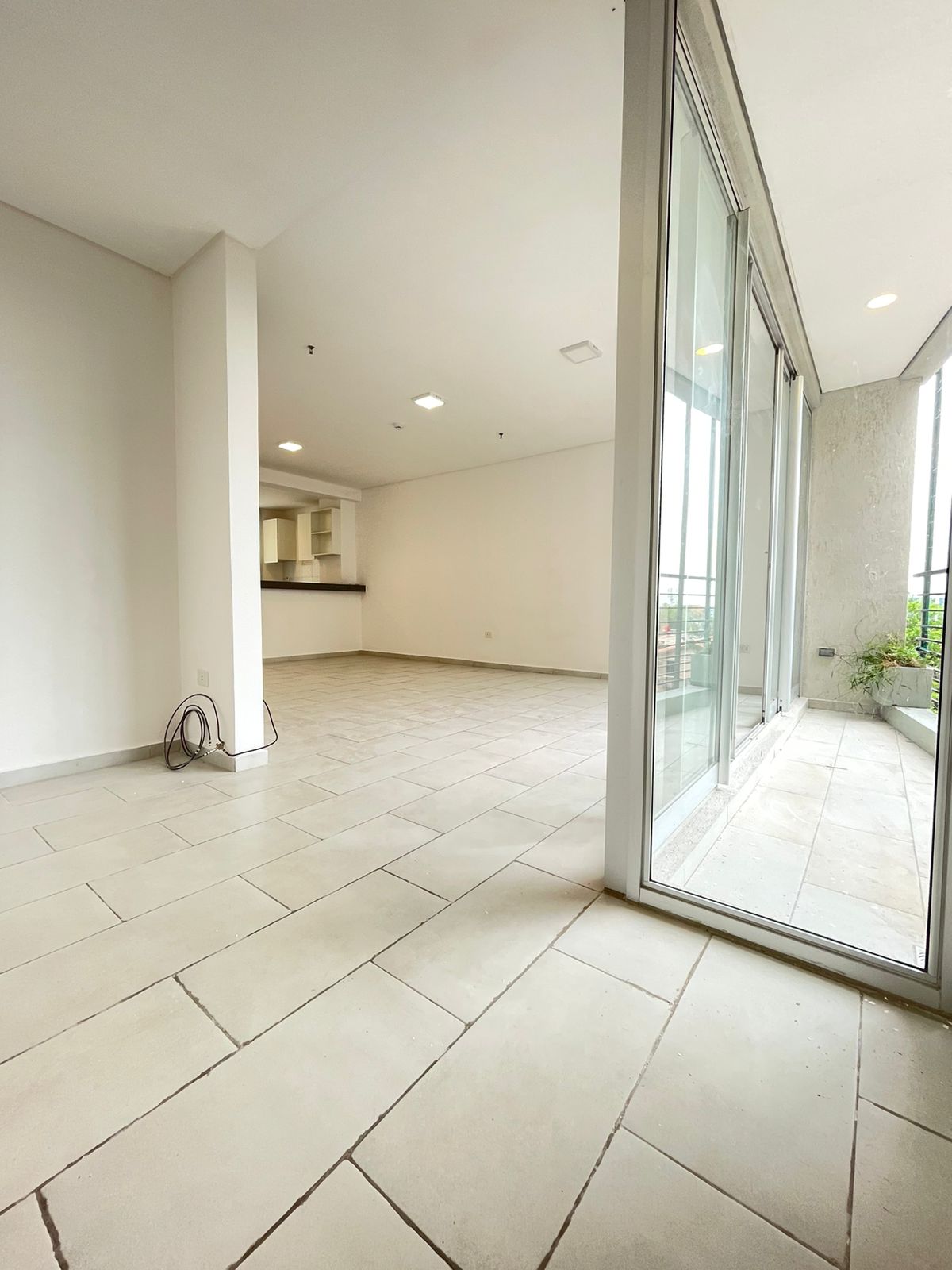 Alquilo amplio dpto en barrio jara Zona Universidad americana. Ref #Q999E9 - infocasas.com.py