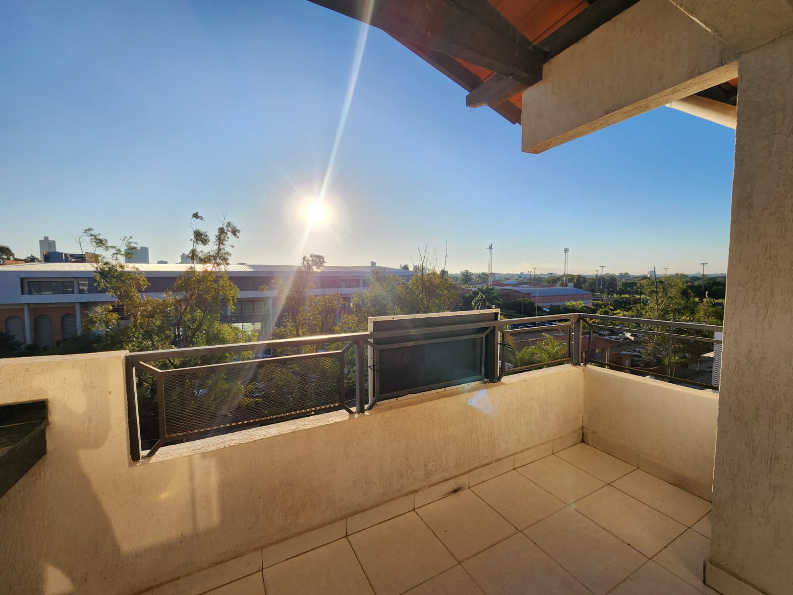 VENDO DEPARTAMENTO EN EDIFICIO BALCONES DEL CLUB- FRENTE AL CIT. Ref #G6B258 - infocasas.com.py