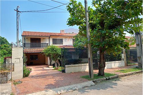 Alquilo amplia casa con piscina. Ref #P6ADC5 - infocasas.com.py