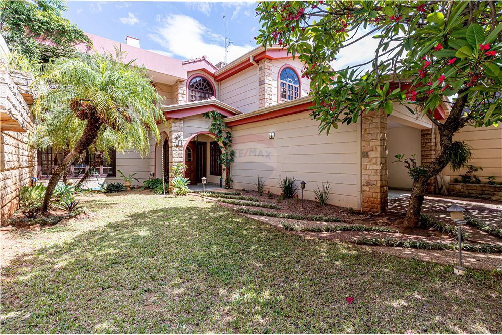 Impresionante casa en LOS LAURELES con pileta . Ref #UD4F6F - infocasas.com.py