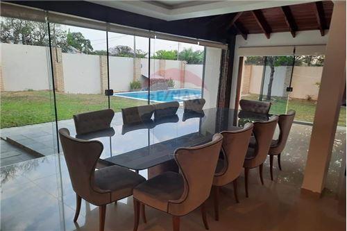 Alquilo amplia Residencia con piscina en Lambaré. Ref #RF5A5A - infocasas.com.py