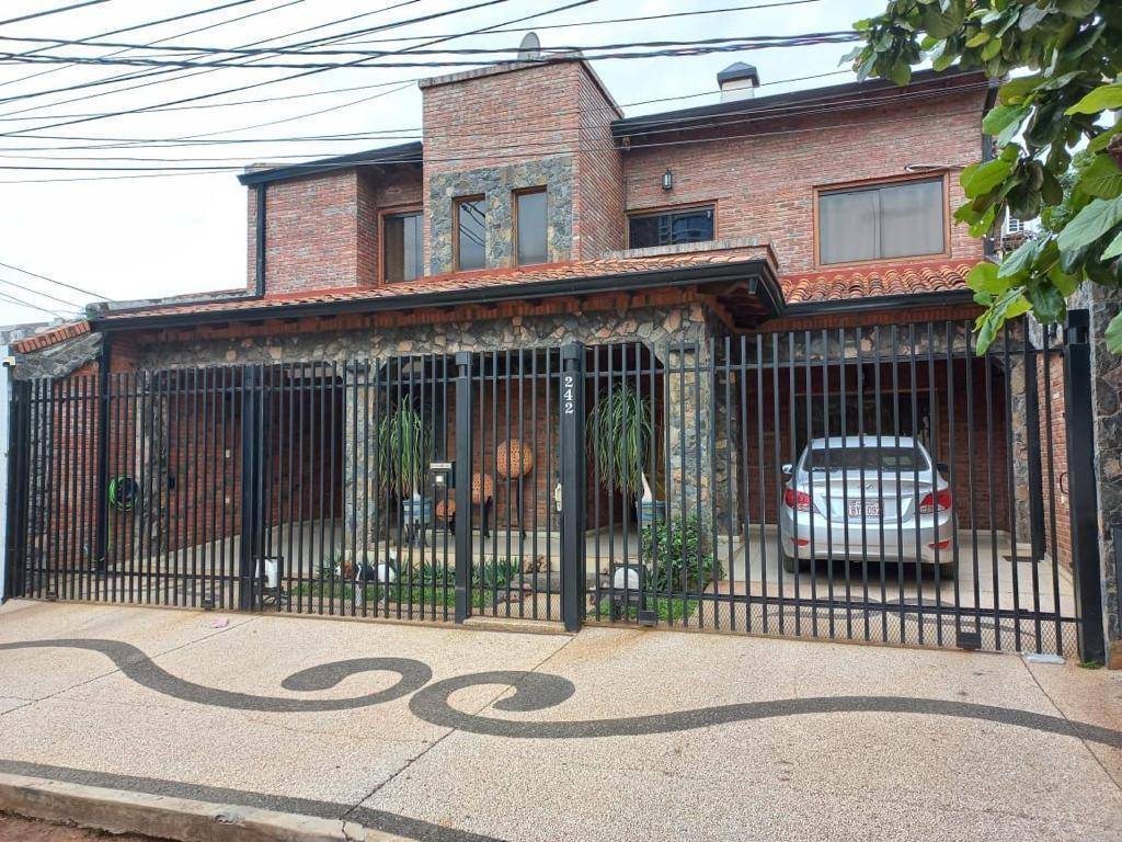 VENDO HERMOSA Y AMPLIA RESIDENCIA EN BARRIO MBURUCYÁ. Ref #P78C44 - infocasas.com.py