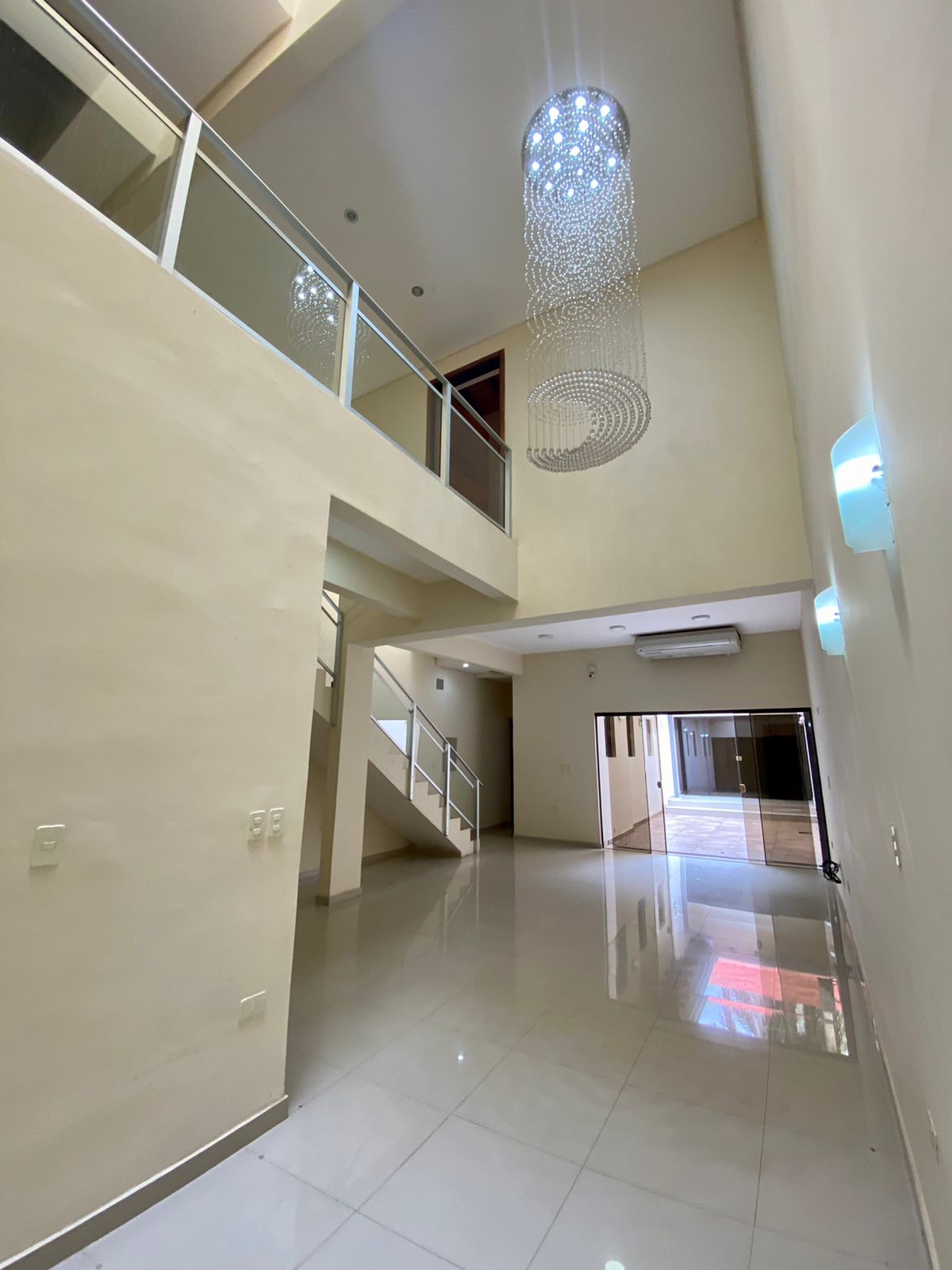 Alquilo Triplex En Ycua Sati Con 3 Dormitorios En Suite . Ref #C6FFD5