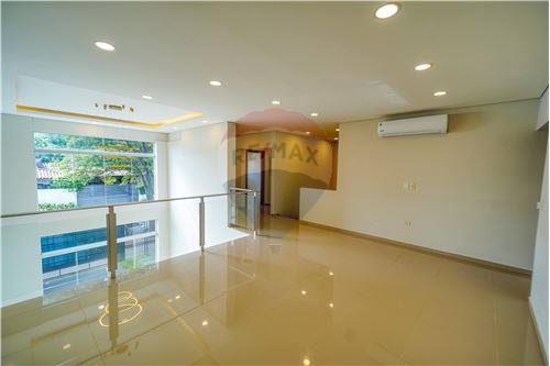 AMPLIA Y LUJOSA RESIDENCIA A ESTRENAR EN BARRIO MBURUCUYA. Ref #JFC2D4 - infocasas.com.py