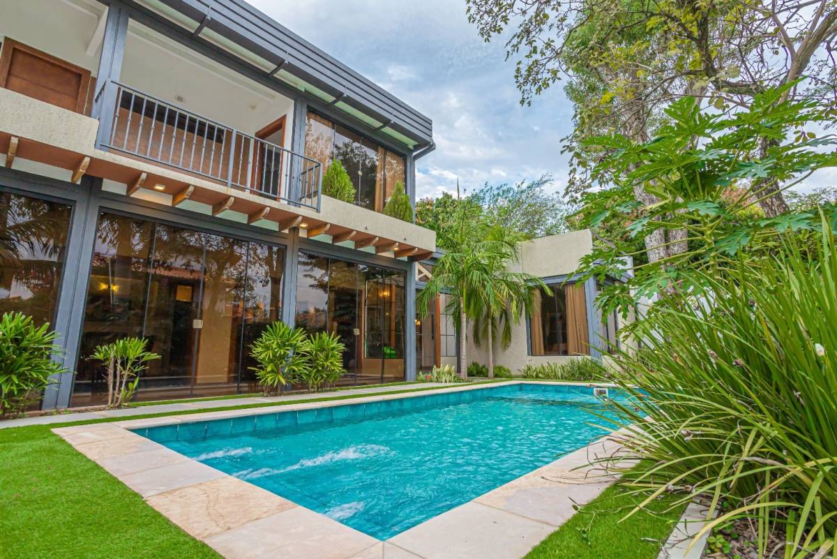 VENDO MODERNA RESIDENCIA CON VISTA AL LAGO . Ref #G67962 - infocasas.com.py