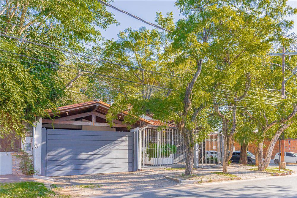 Amplia casa en esquina en Los Laureles. Ref #Y20C07 - infocasas.com.py