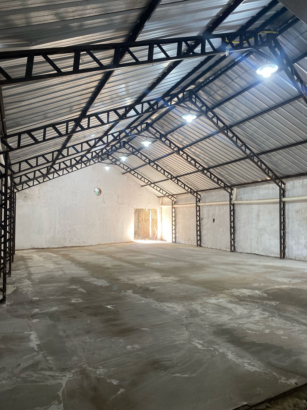 ALQUILO TINGLADO CON OFICINA EN FERNANDO DE LA MORA Z/ SUR. Ref #X93A2C