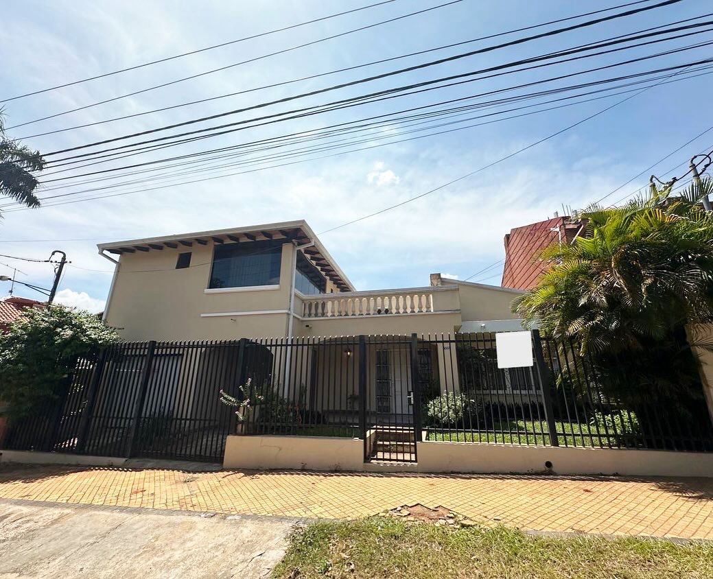 VENDO AMPLIA CASA DE 5 DORMITORIOS EN BARRIO MBURICAO Z/ EX SEMINARIO. Ref #U8C04C - infocasas ...