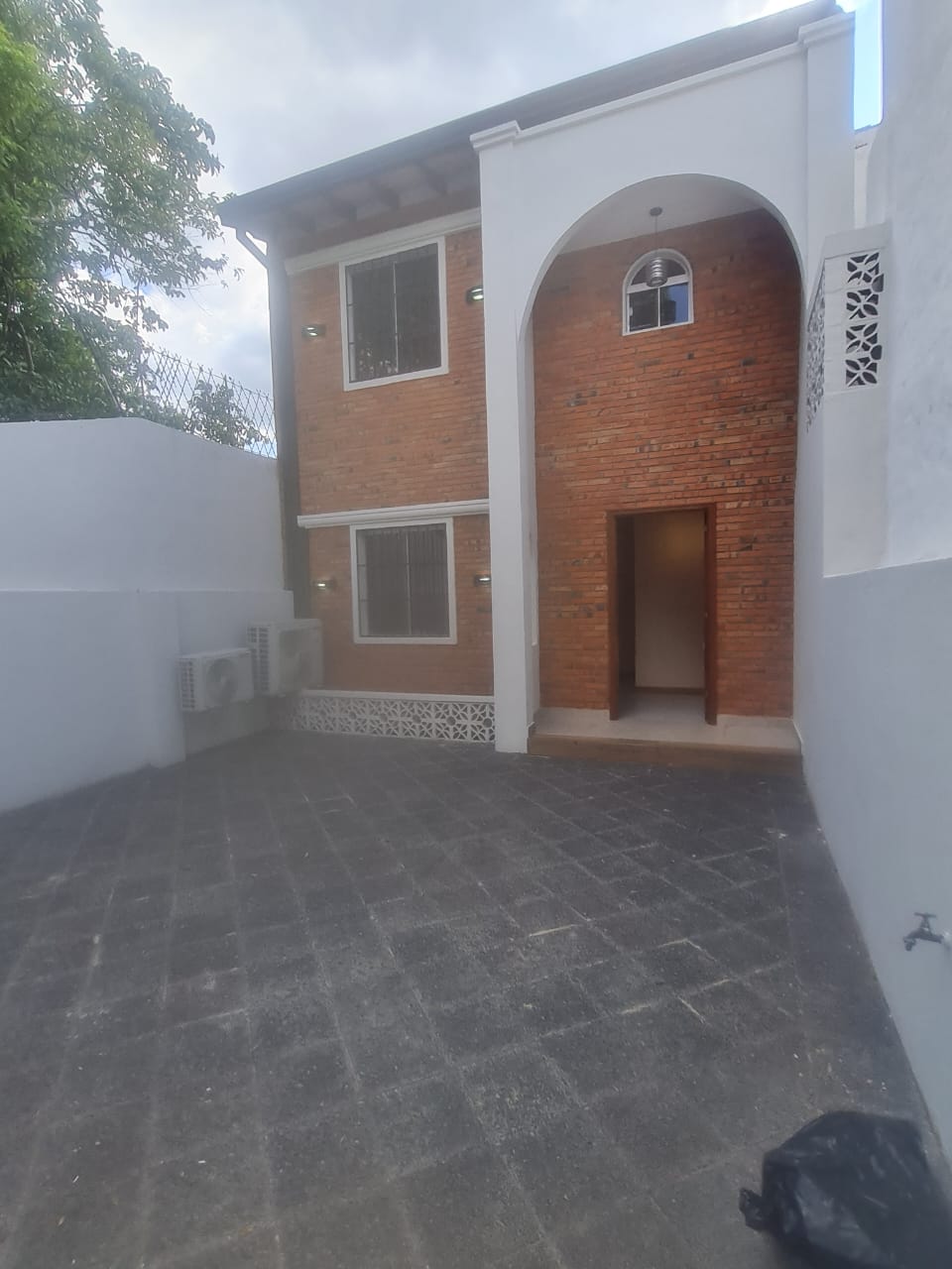 ALQUILO HERMOSA CASA BARRIO LAS MERCEDES. Ref #KBBAEE - infocasas.com.py