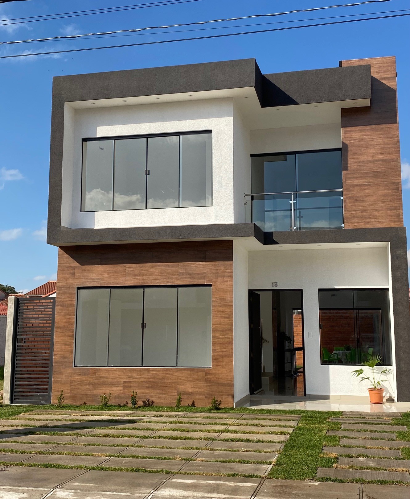 Hermosa casa en Condominio ASAI Norte 1. Zona norte, kilómetro 8 1/2 Av. Banzer,. Ref #UFF6B5