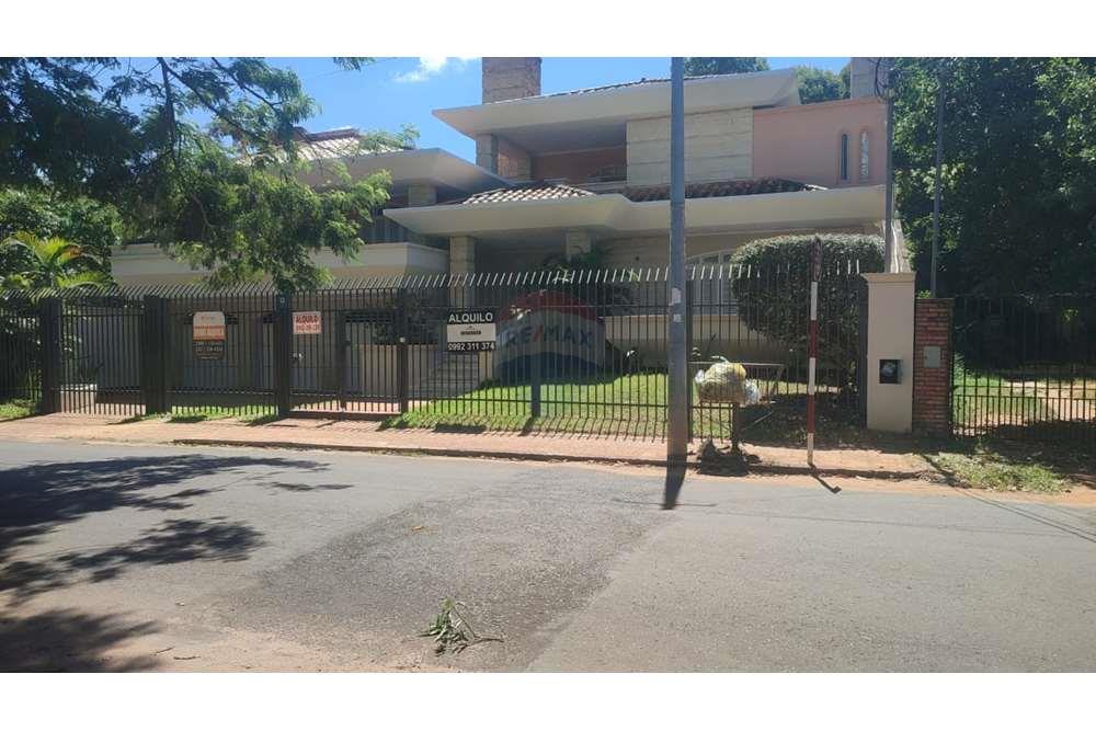 AMPLIA y LUMINOSA RESIDENCIA en BARRIO SAN CRISTOBAL_ ALQUILO. Ref #GCB001