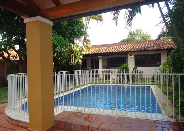 Alquilo Hermosa Casa Con Piscina Ykua Sati - 7.000.000.-. Ref #J67FD7 - infocasas.com.py
