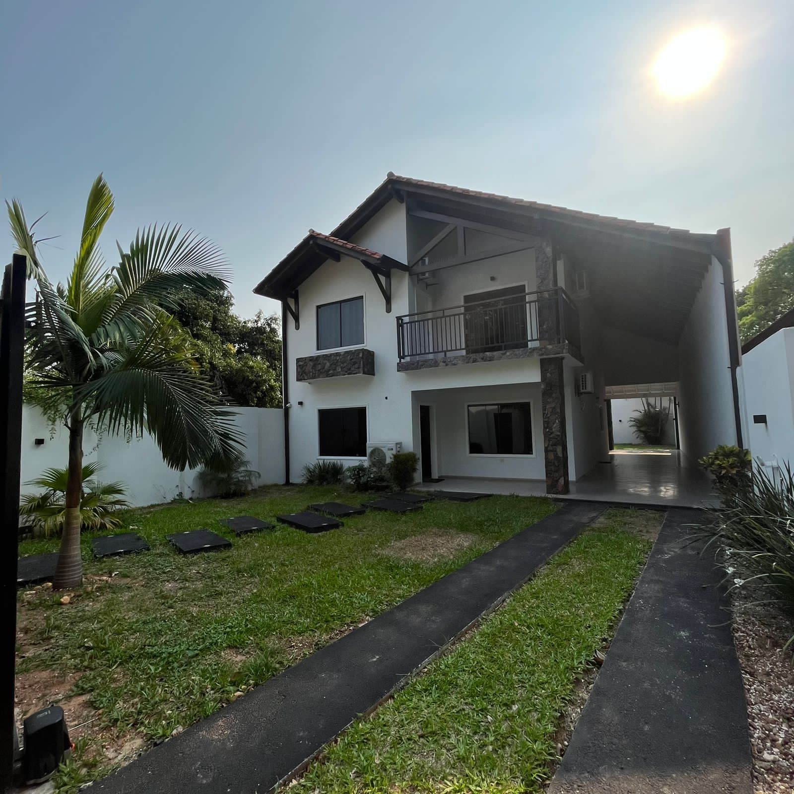 VENDO HERMOSA RESIDENCIA RENOVADA LAMBARE. Ref #LA67DA