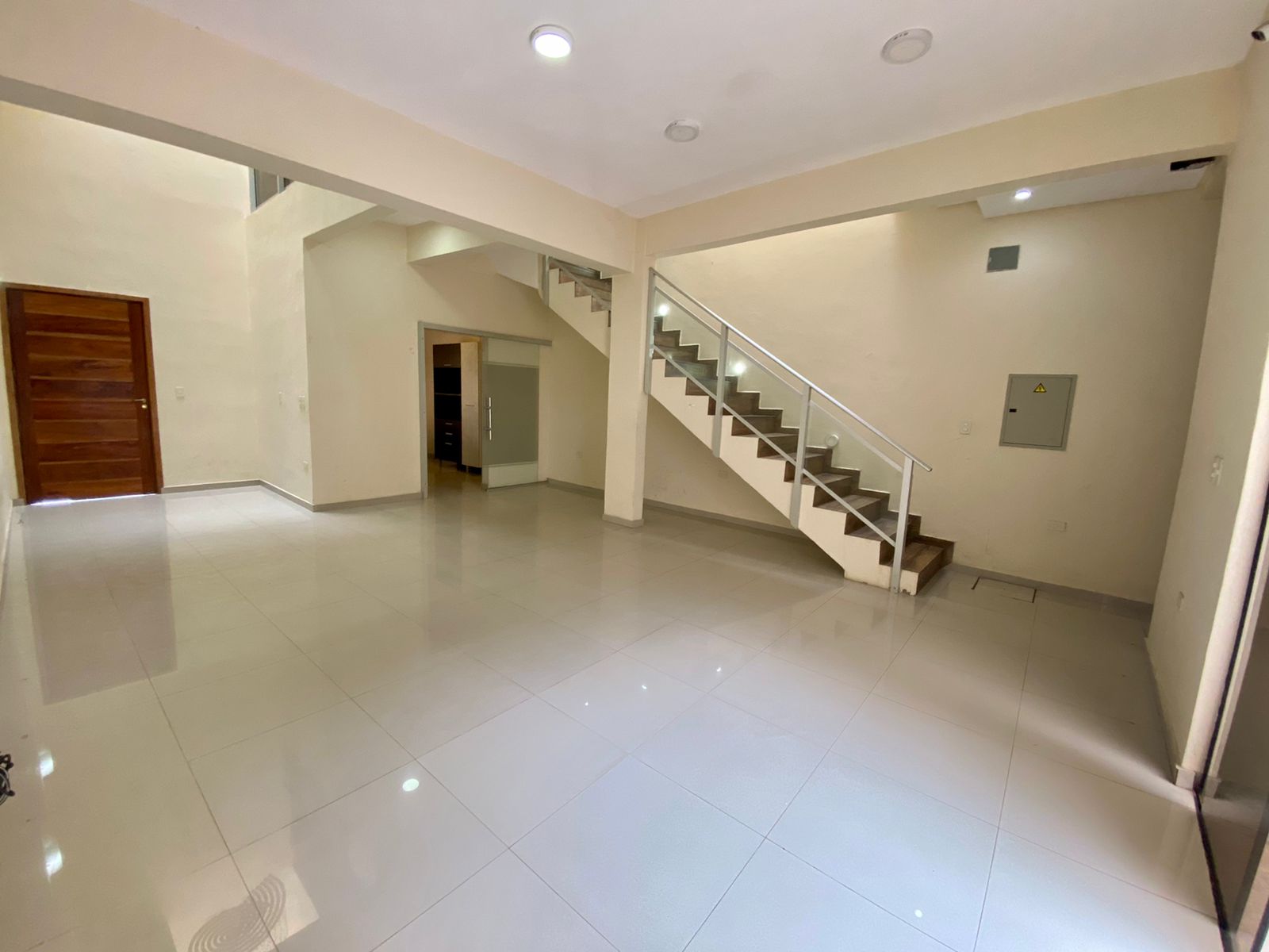 Alquilo Triplex En Ycua Sati Con 3 Dormitorios En Suite. Ref #R1C28C - infocasas.com.py