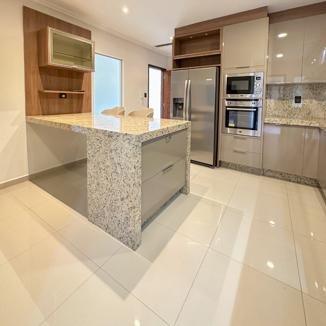 Alquilo Departamento de 3 dormitorios amoblado con área de servicio. Ref #I178C4