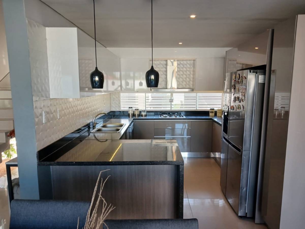 ALQUILO AMPLIA RESIDENCIA EN SAN LORENZO . Ref #J346E3 - infocasas.com.py