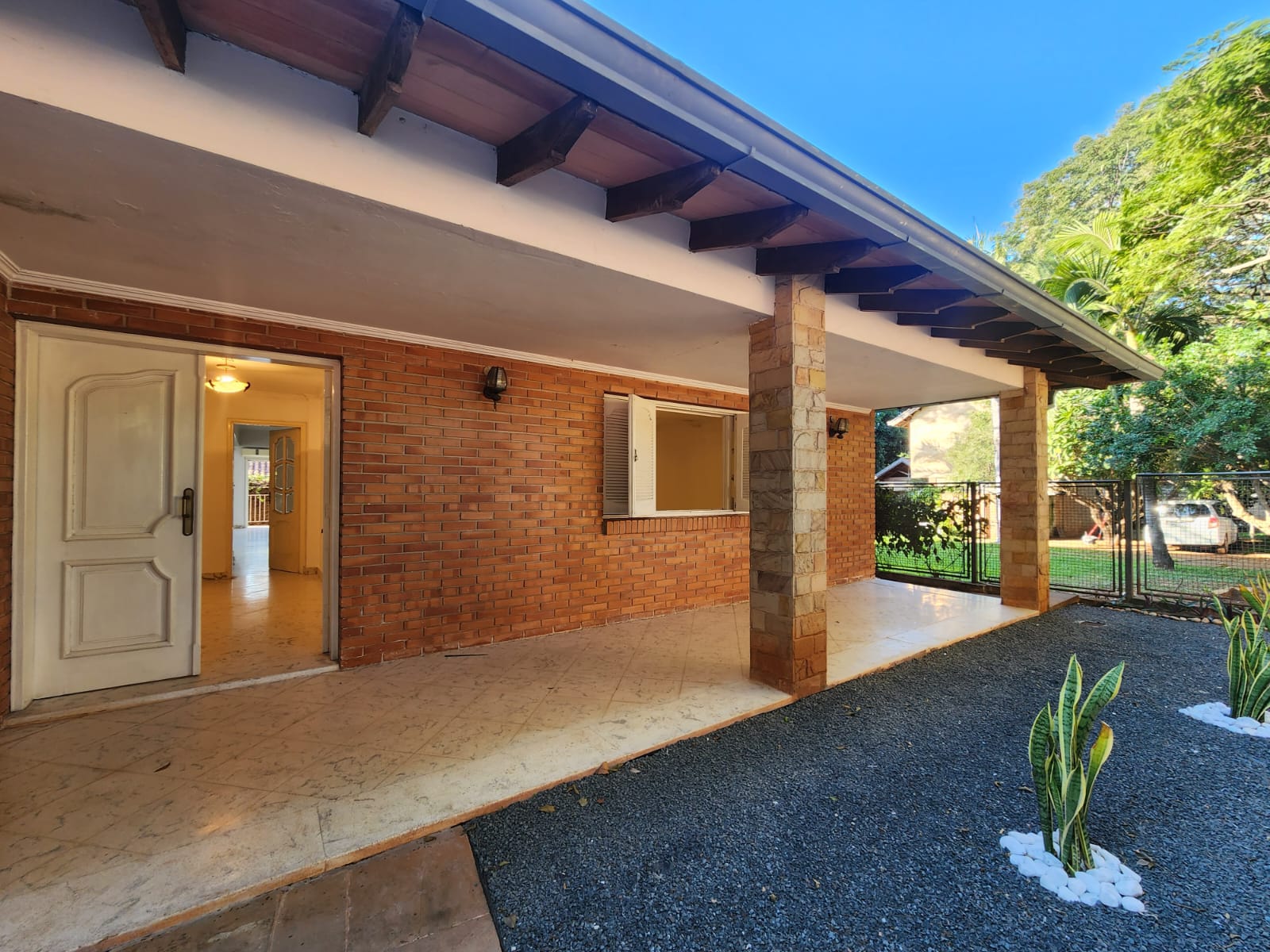 ALQUILO AMPLIA CASA CON JARDIN A PASOS DE CACIQUE LAMBARE. Ref #V8331D - infocasas.com.py