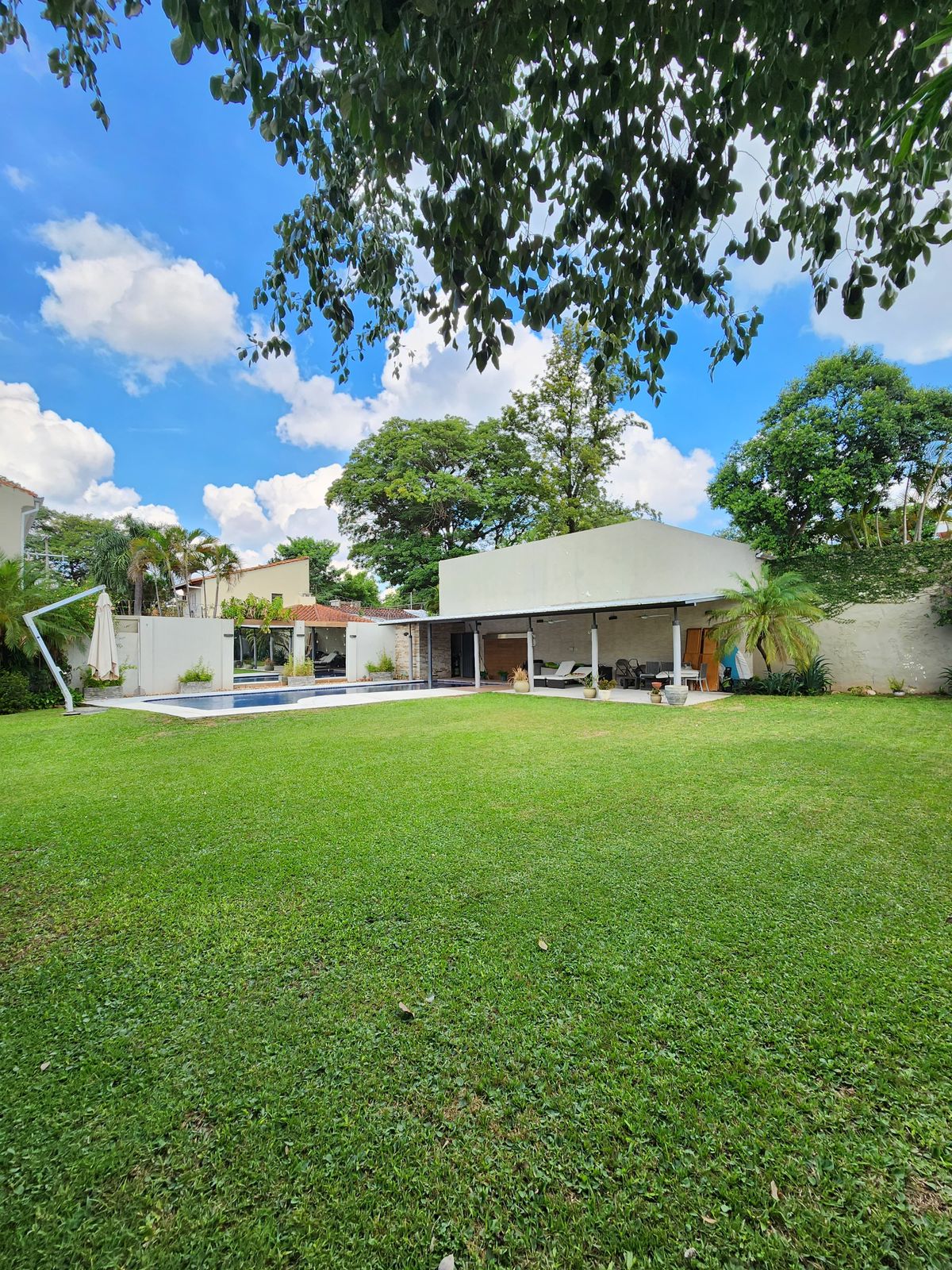 ALQUILO HERMOSA CASA EN MANORA. Ref #KDF79F - infocasas.com.py