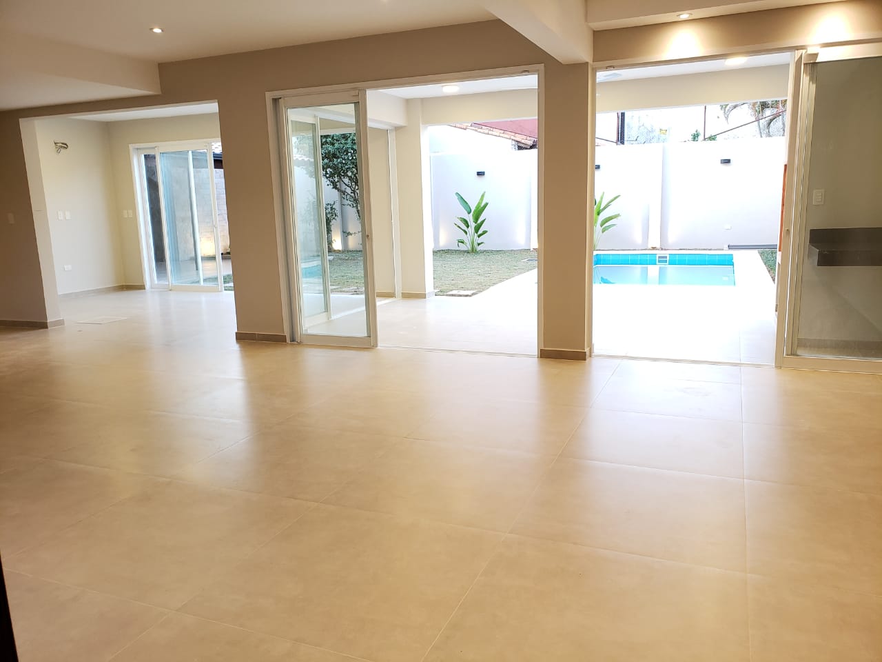 Alquilo amplia y muy linda casa en Mburucuya !. Ref #R153DC - infocasas.com.py