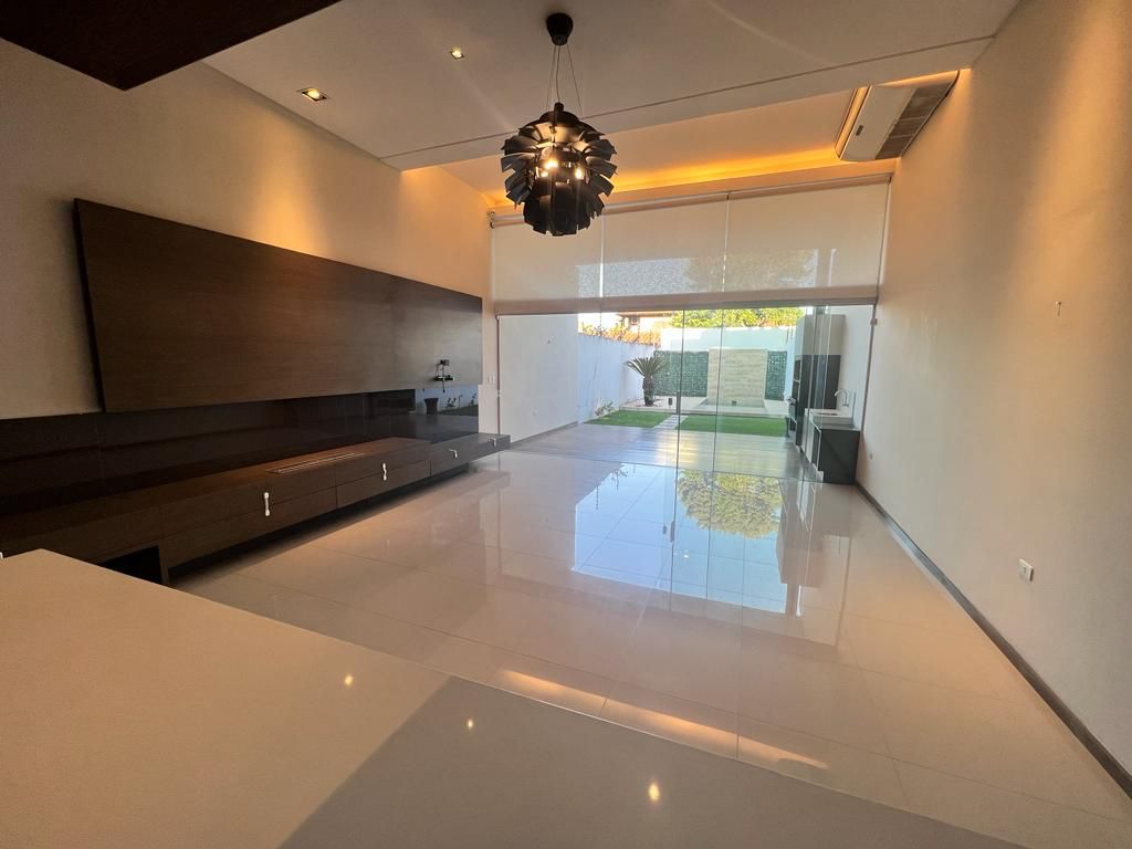 Alquilo o vendo casa pareada minimalista en hermosa zona de Barrio Mburucuya. Ref #L19867 ...