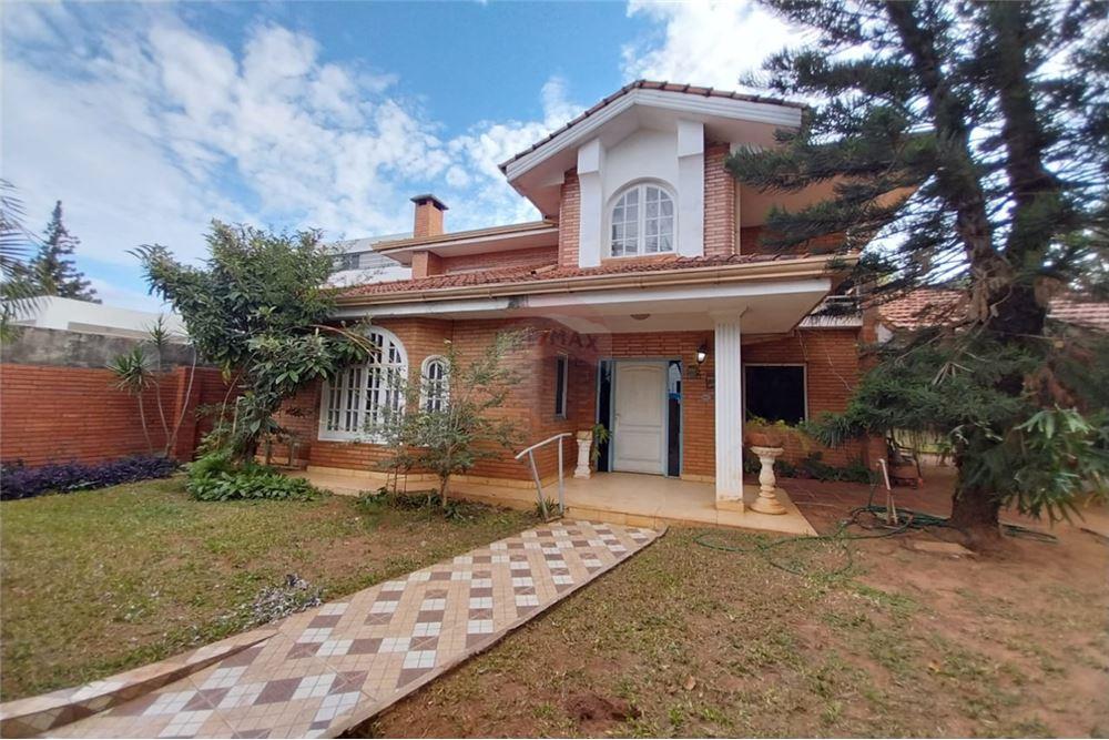 Hermosa y amplia casa en Barrio Villa Aurelia. Ref #O2B1F2 - infocasas.com.py
