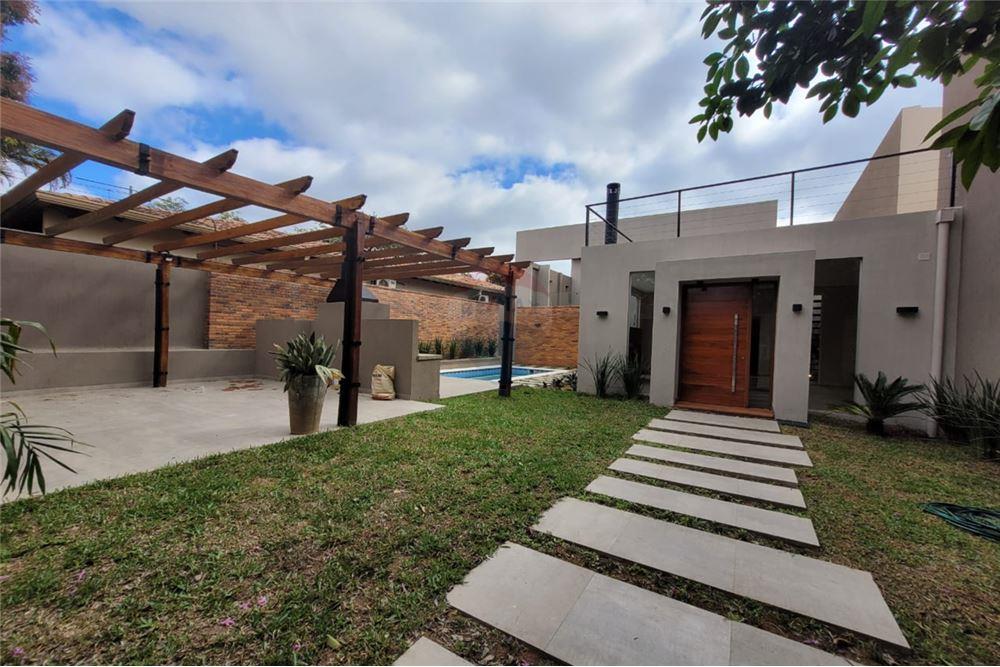 LUMINOSA Y AMPLIA RESIDENCIA EN Bº MBURUCUYA. Ref #VE145E - infocasas.com.py