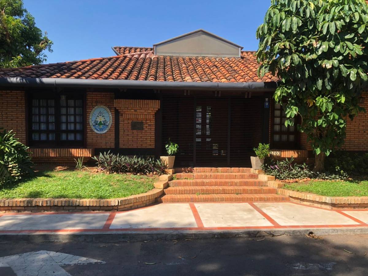 VENDO HERMOSA RESIDENCIA DETRAS DEL PASEO LA GALERIA. Ref #QE7599 - infocasas.com.py