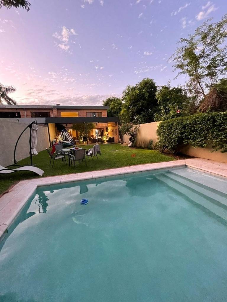 Alquilo hermosa casa a pasos de la calle Salvador del Mundo, zona tranquila.. Ref #J7B4CA ...